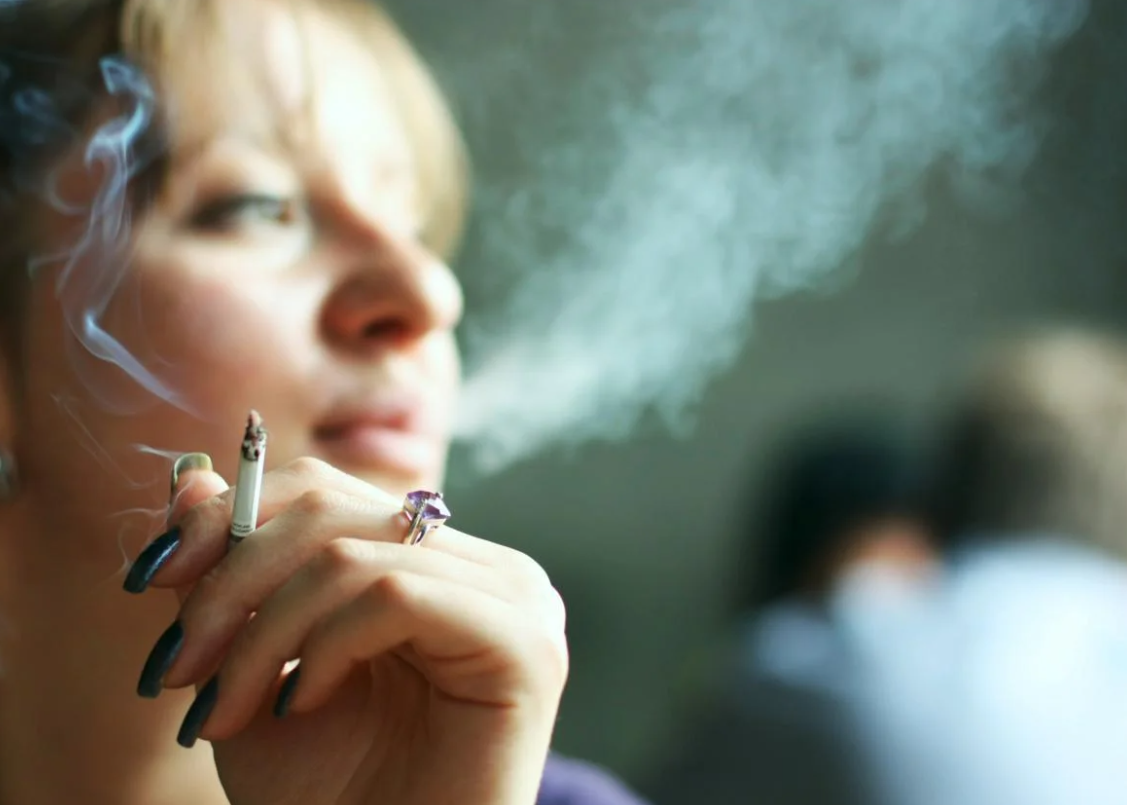 Parents Angry That Neighbour Chain Smokes in Their Backyard Exposing ...